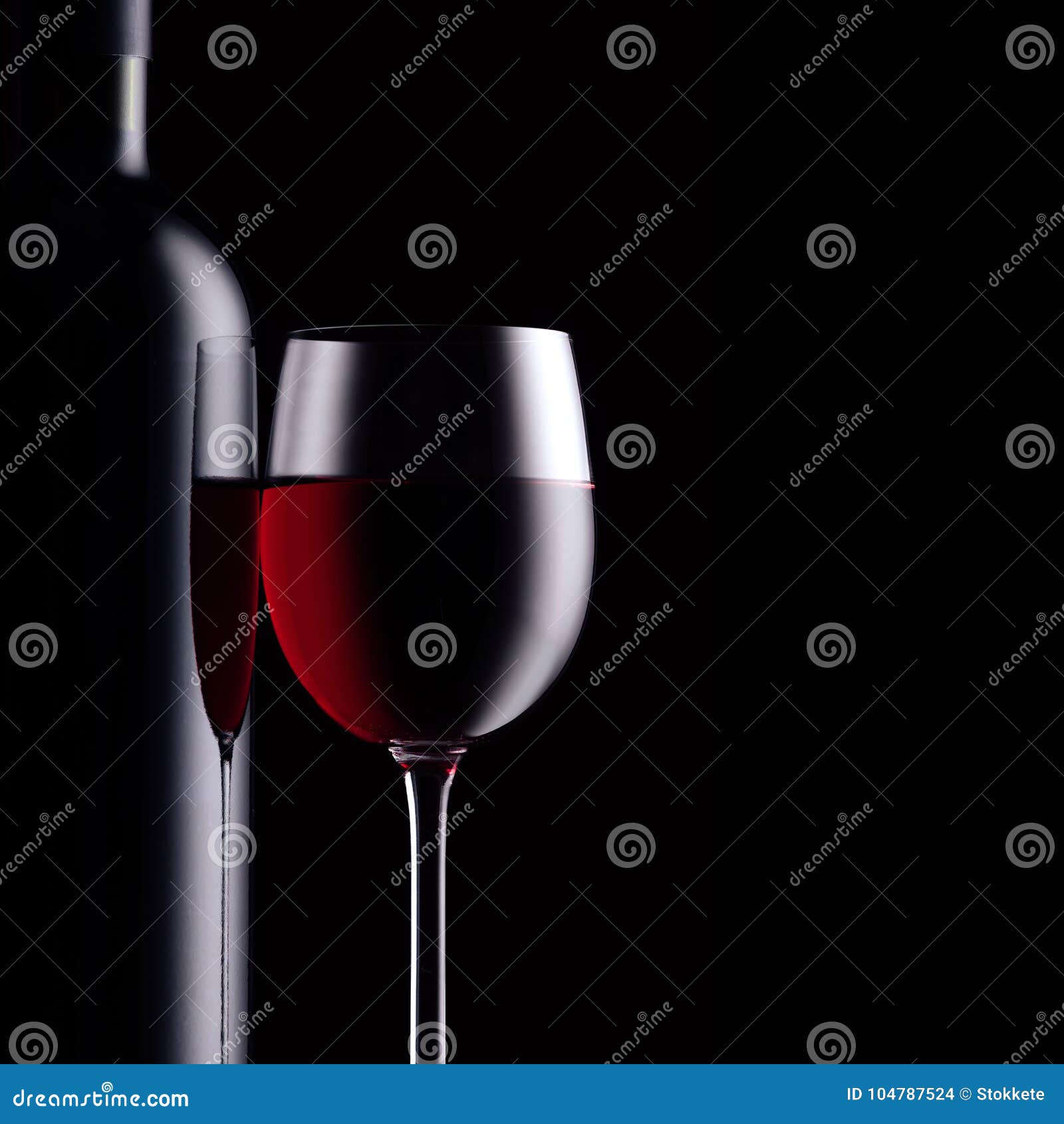 Échantillon de vin rouge photo stock. Image du foncé - 104787524