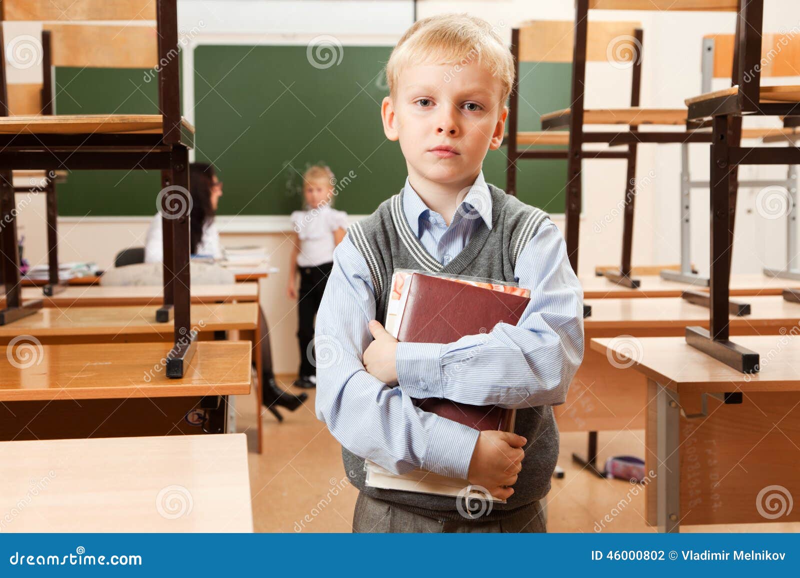Écolier Triste Dans La Salle De Classe Photo stock - Image du ...