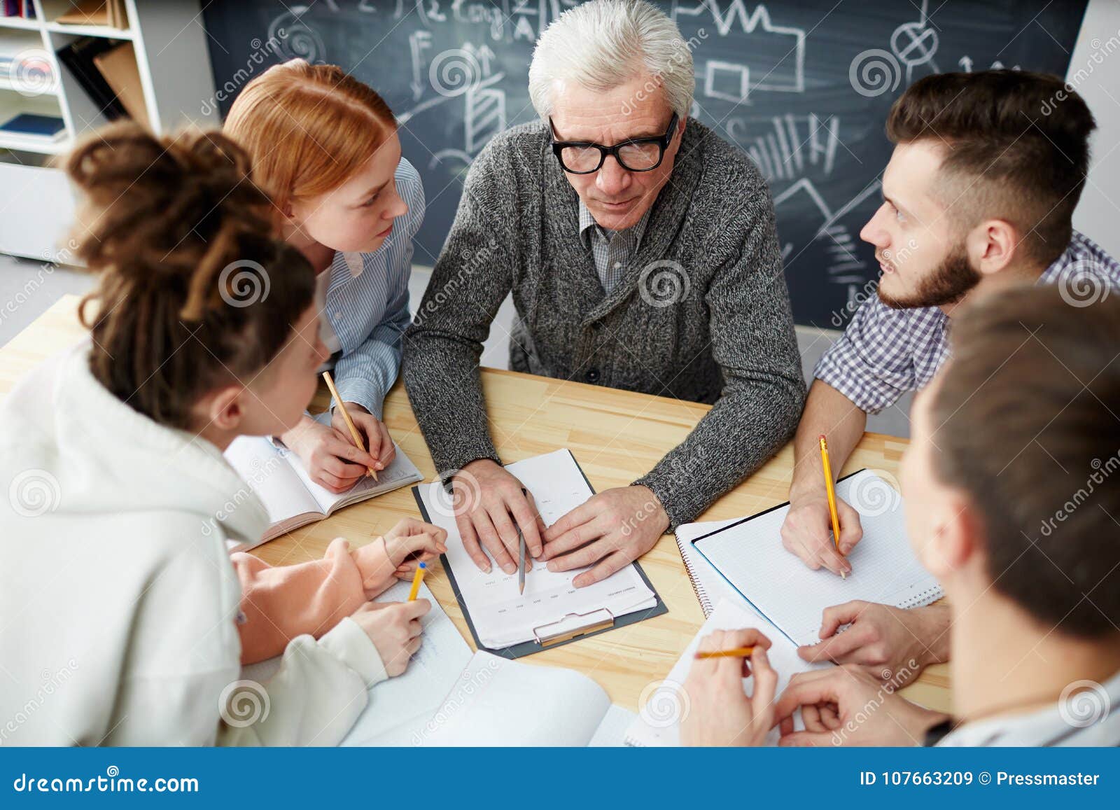Écouter le professeur image stock. Image du éducation - 107663209