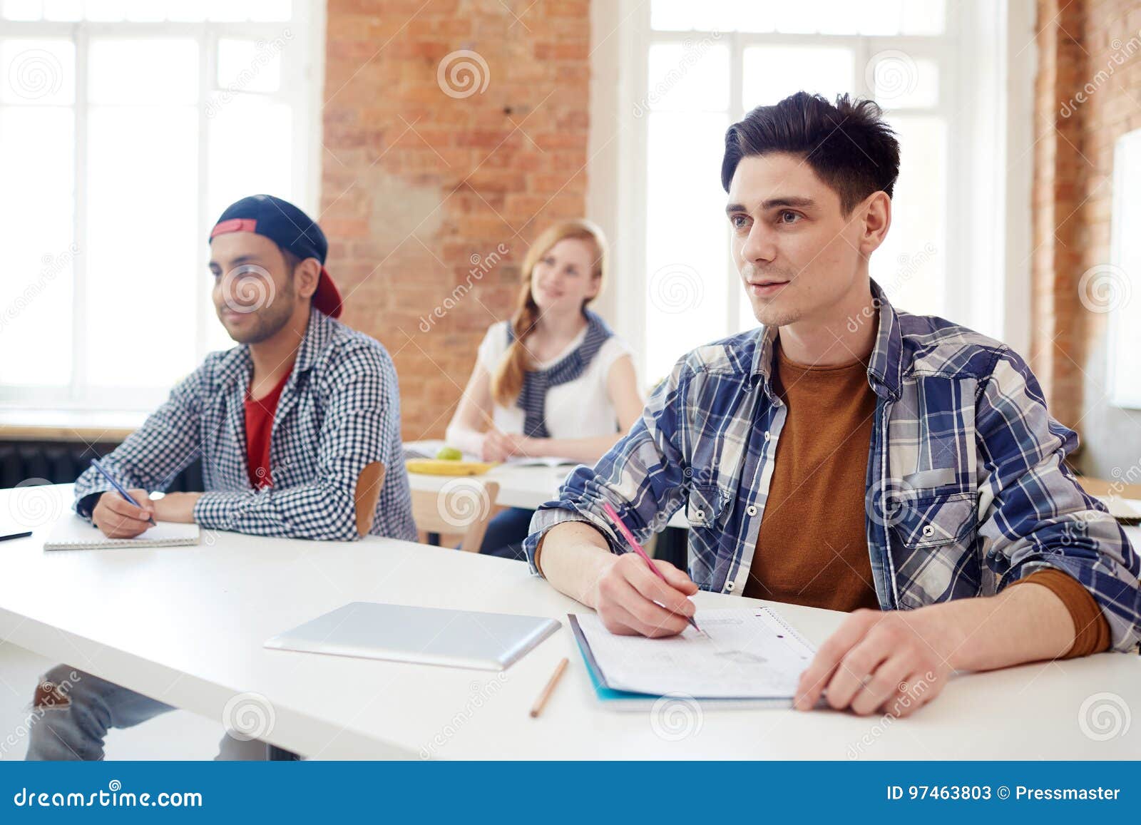 Écouter le professeur image stock. Image du classroom - 97463803