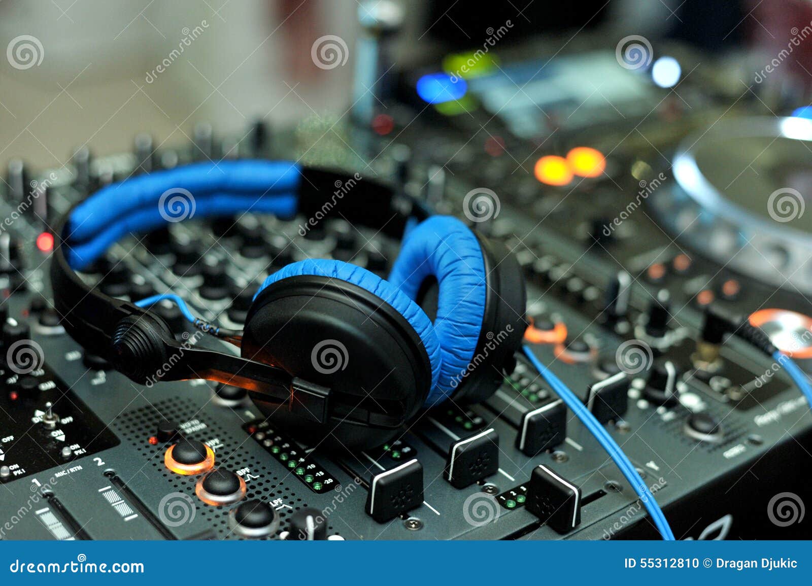 Écouteurs Du DJ Sur La Console Photo stock - Image du discothèque ...