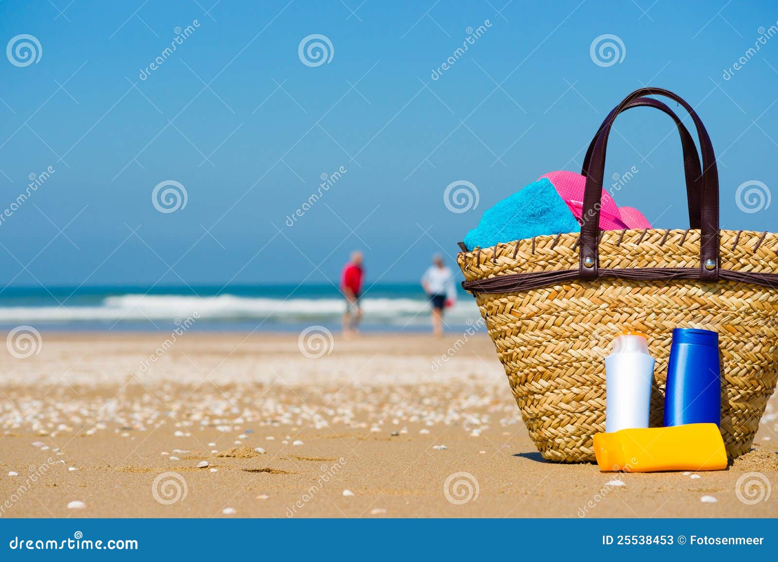 Écran de Sun sur la plage image stock. Image du bleu - 25538453