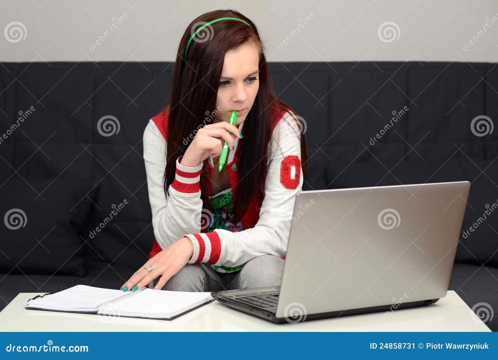 Éducation moderne image stock. Image du livre, assez - 24858731