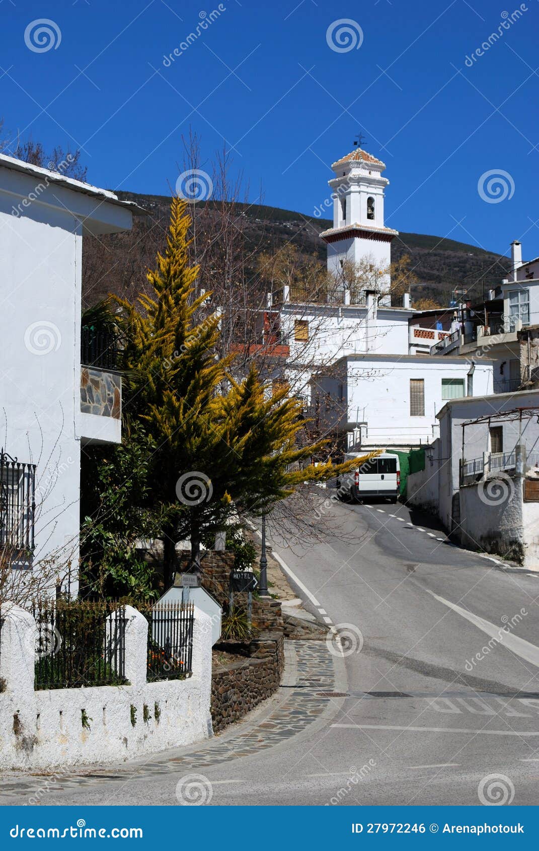Église Dans Le Village Blanc, Pitres, Espagne. Photo stock - Image du ...
