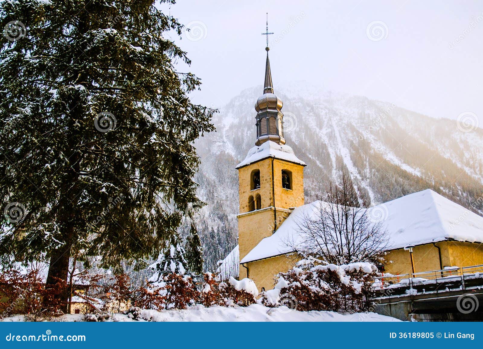 Église De Ville De Chamonix En Hiver Image stock - Image du alpinisme ...