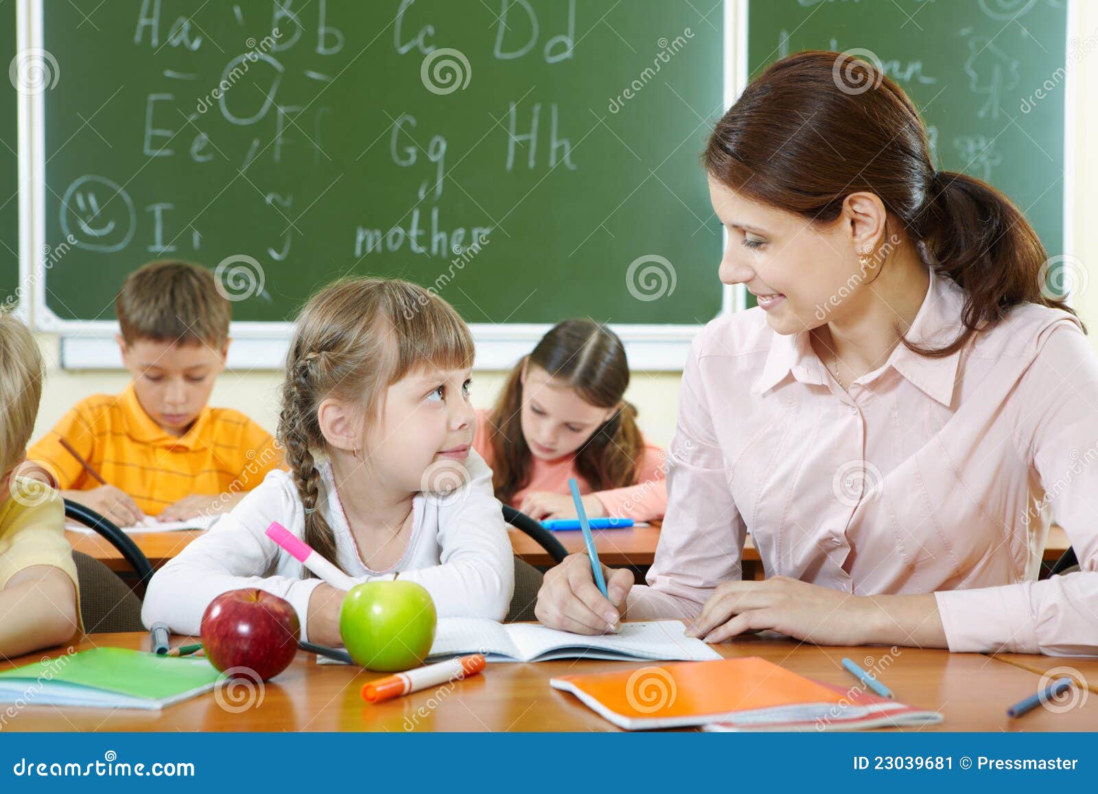 Élève et professeur image stock. Image du stylo, bureau - 23039681