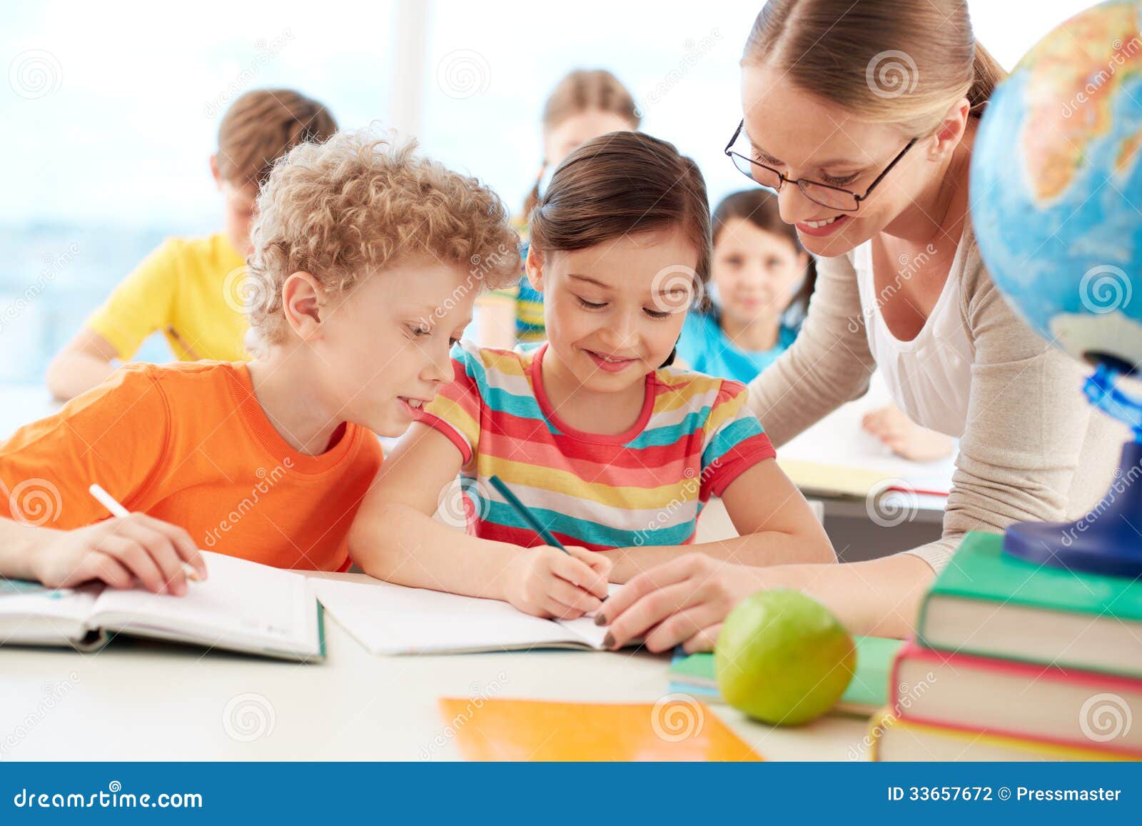 Élèves à la leçon photo stock. Image du primaire, élémentaire - 33657672