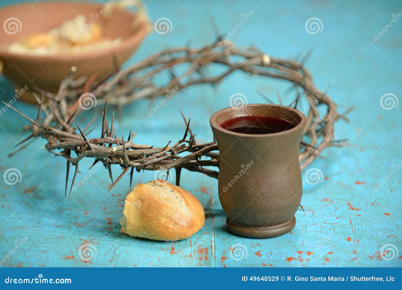 Éléments De Communion Sur Le Tableau Image stock - Image du cuvette ...