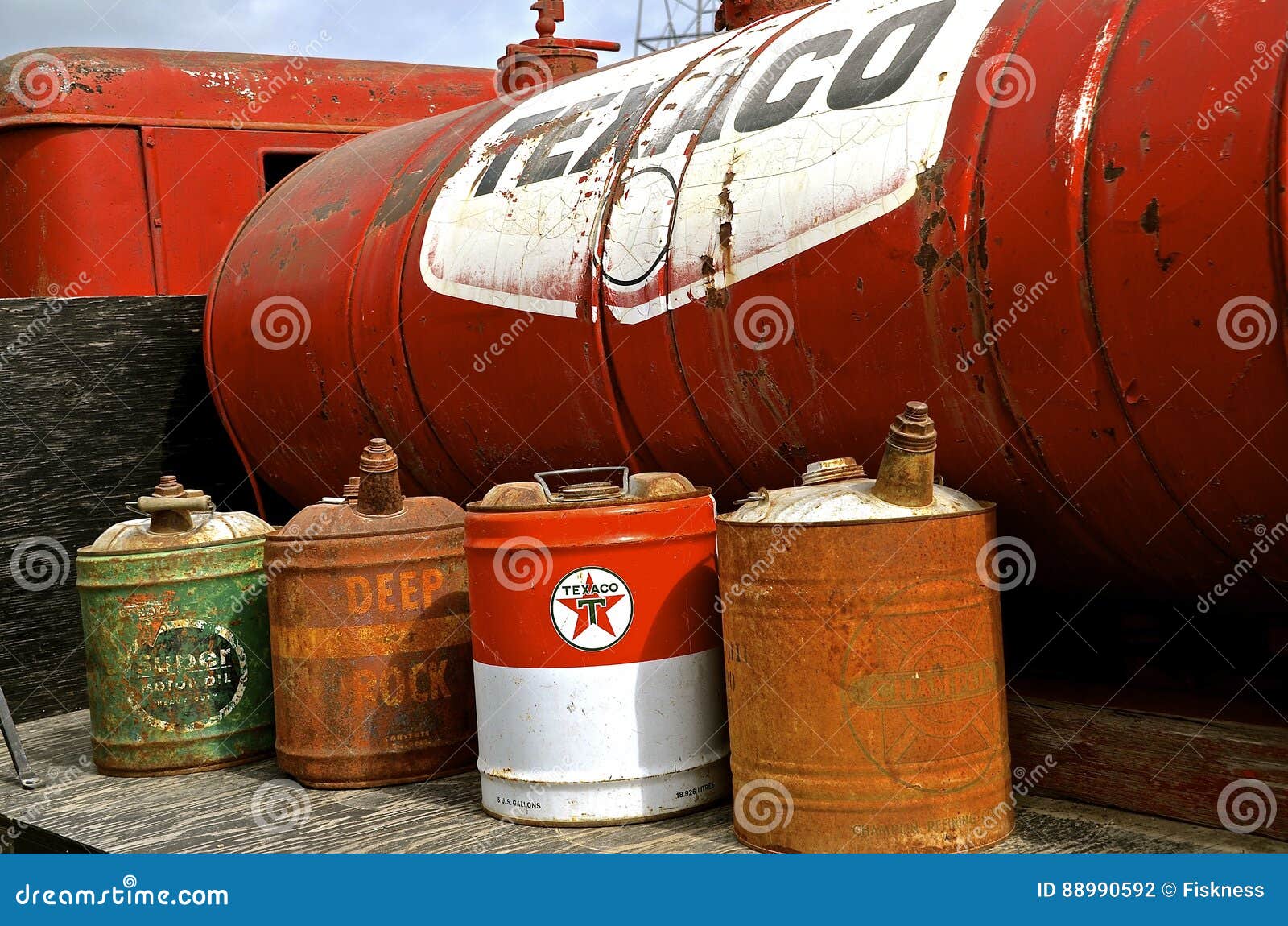 Él Barril De Gas Rojo De Texaco Fotografía editorial - Imagen de ...