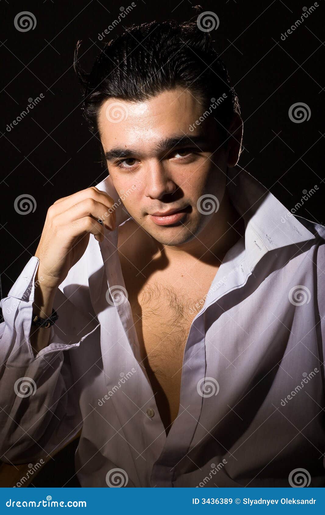 Él parece un diablo imagen de archivo. Imagen de suéter - 3436389