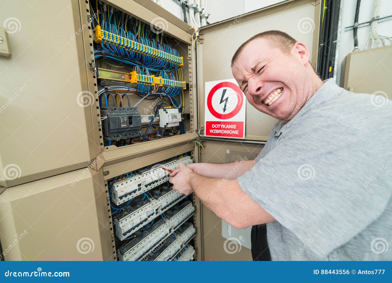 Électricien électrocuté photo stock. Image du boulon - 88443556