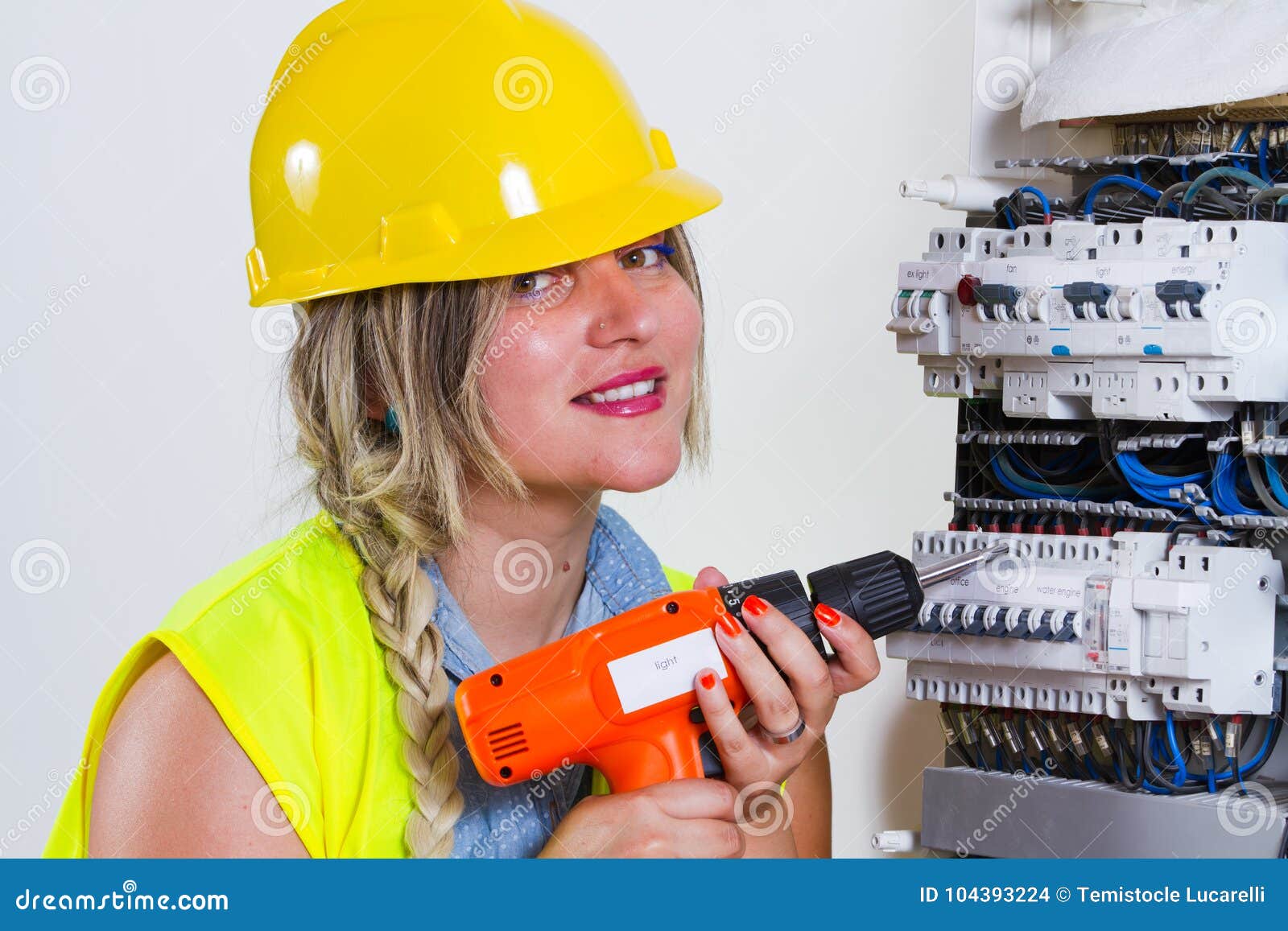 Électricien au travail photo stock. Image du électricité - 104393224