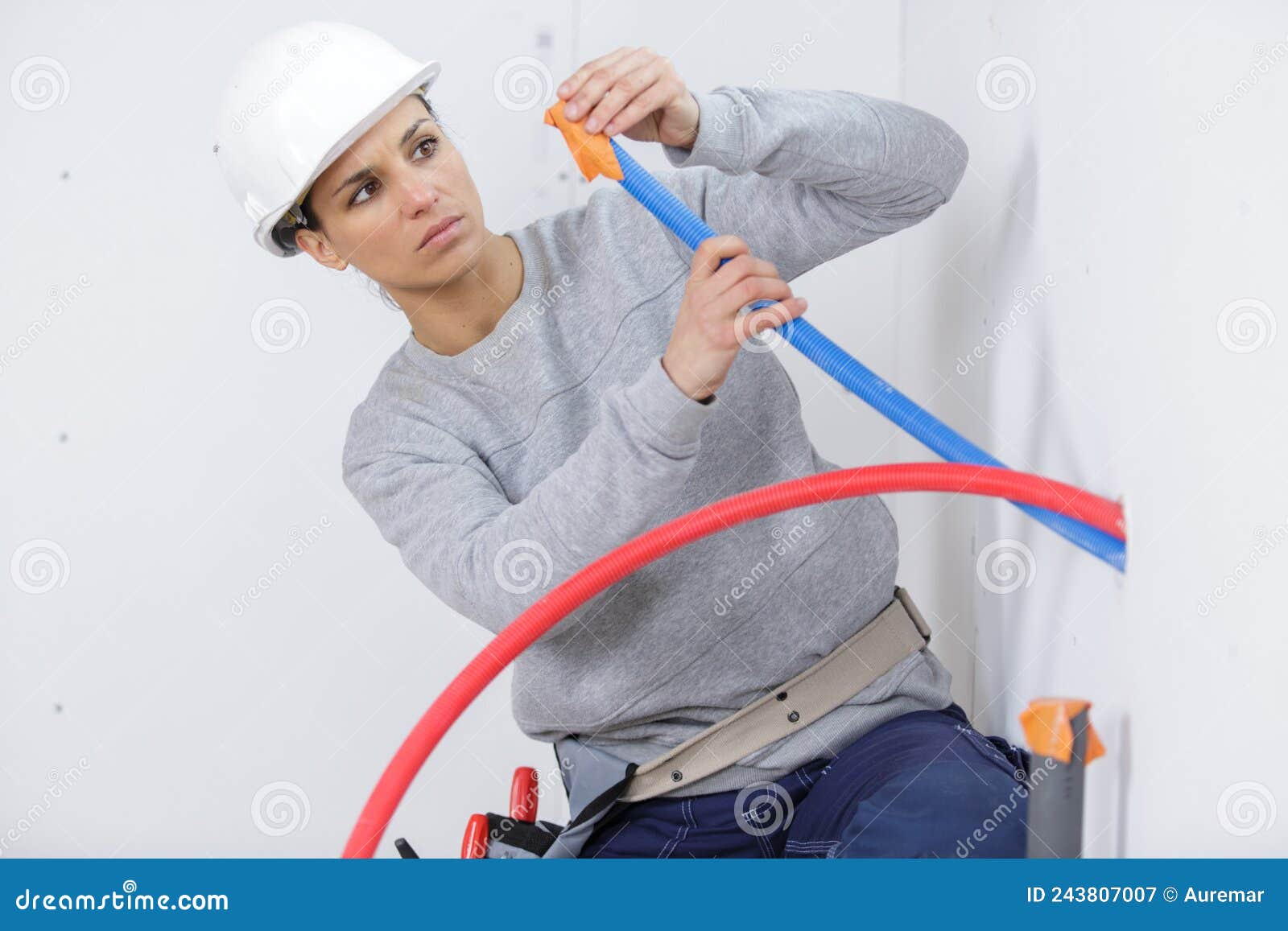électricienne sur chantier image stock. Image du entretien - 243807007