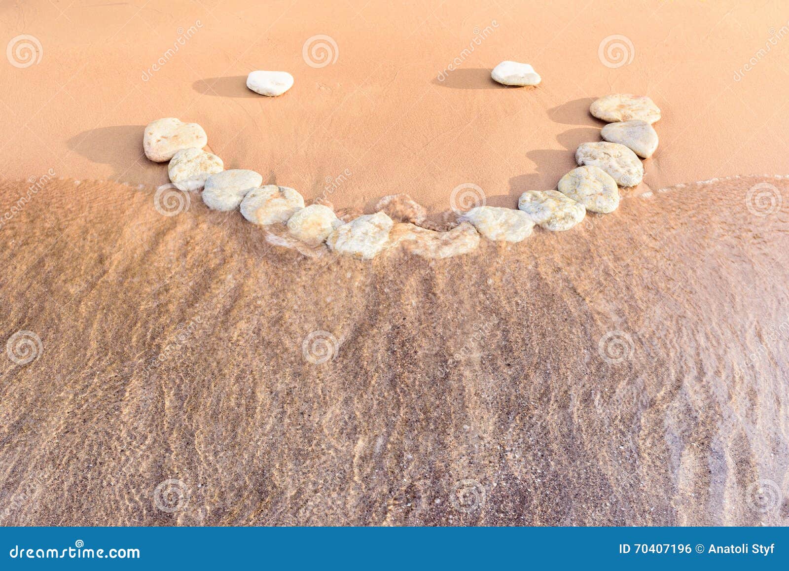 Émoticône sur le sable photo stock. Image du émoticône - 70407196