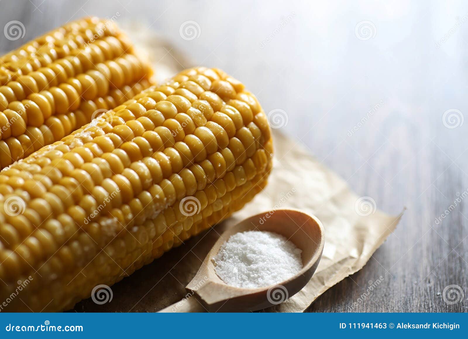 Épi De Maïs Bouilli Avec Du Sel Sur Un Bois Image stock - Image du ...