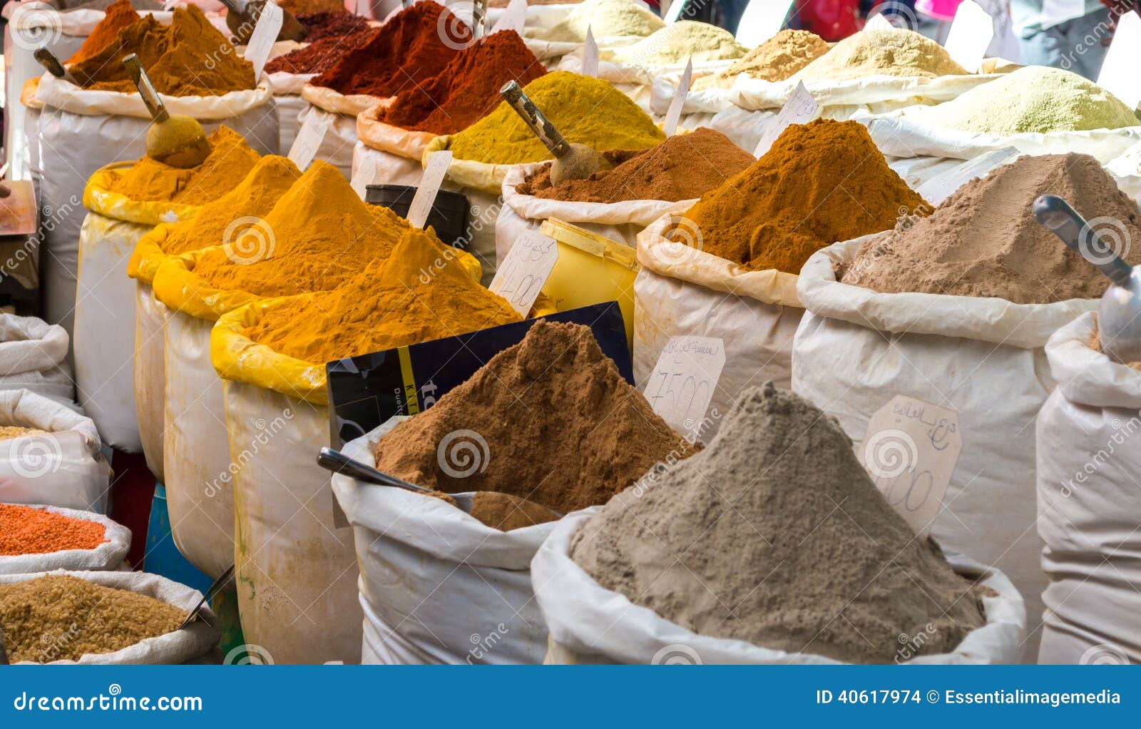 Épices au marché photo stock. Image du poudre, herbal - 40617974