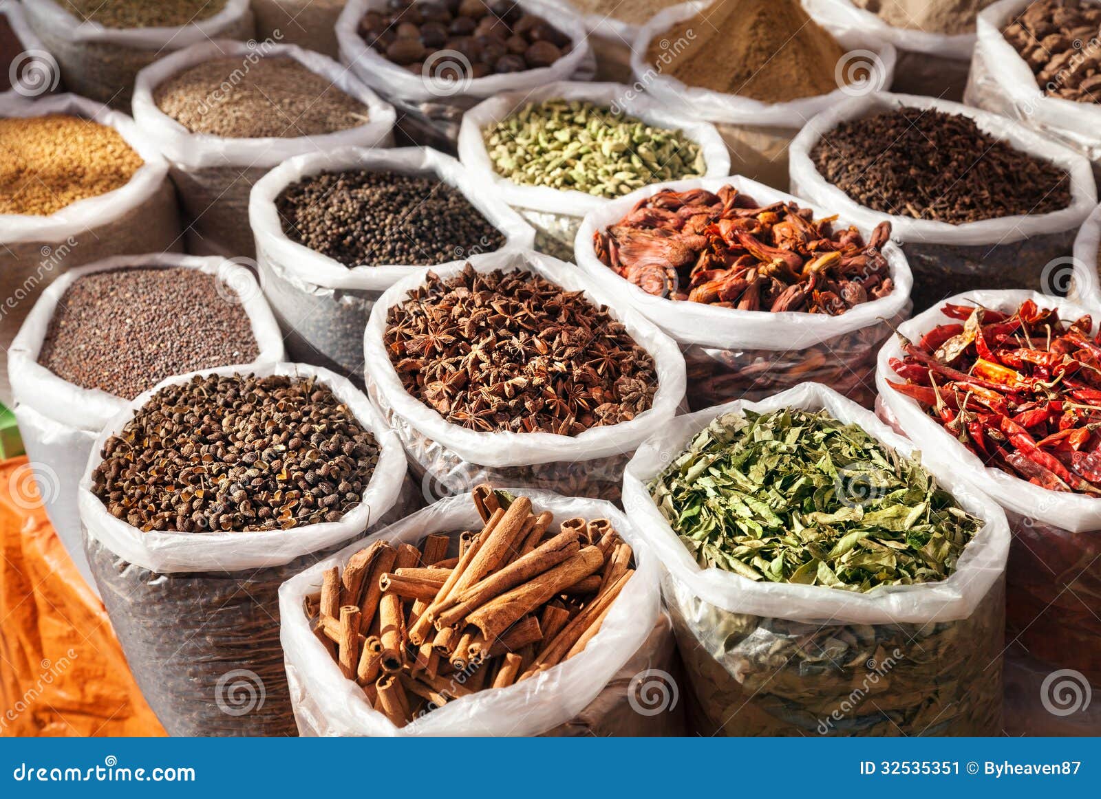 Épices indiennes image stock. Image du nourriture, oriental - 32535351