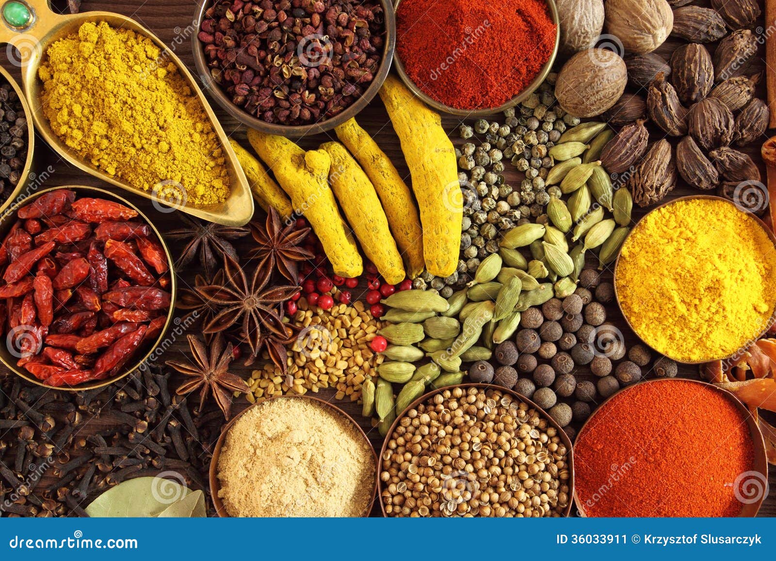 Épices indiennes image stock. Image du coriandre, cardamome - 36033911