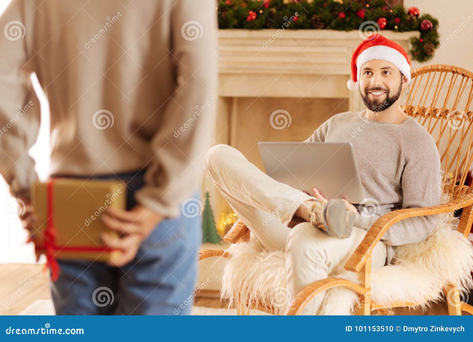 Épouse Affectueuse Faisant La Surprise Pour Son Mari Photo stock ...