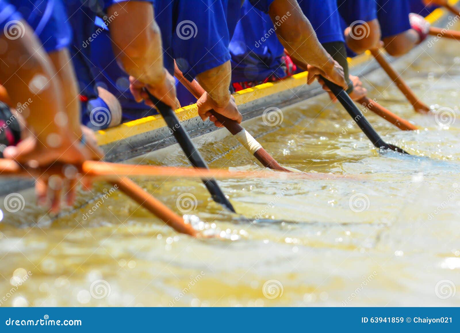 Équipe de bateau à rames image stock. Image du pouvoir - 63941859
