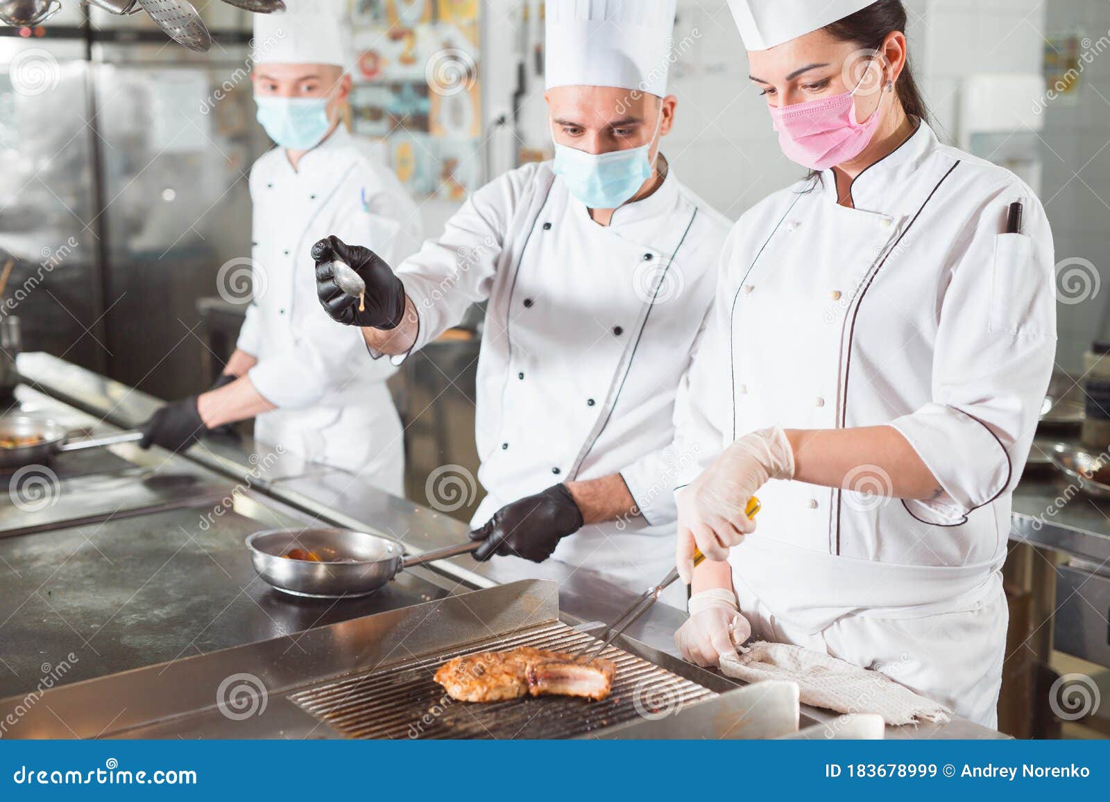 Équipe De Cuisiniers De Cuisiniers Dans Un Restaurant Image stock ...