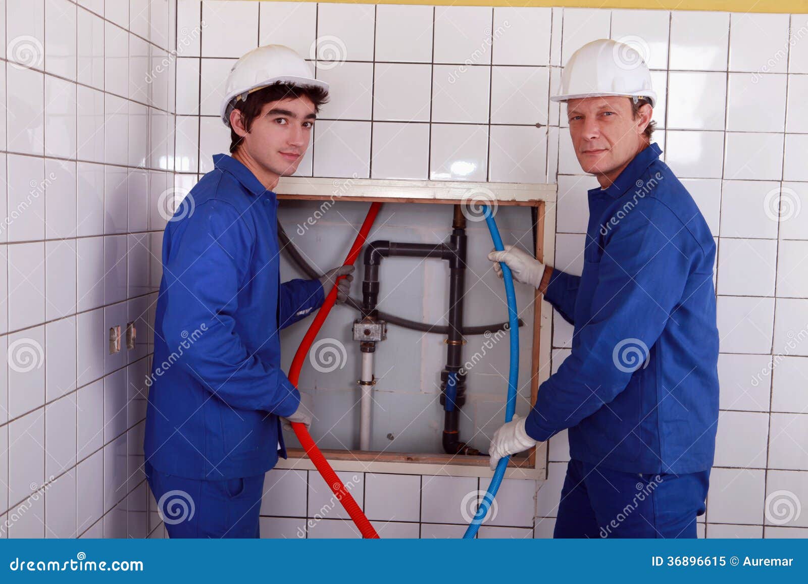 Équipe de plombiers image stock. Image du home, matériel - 36896615