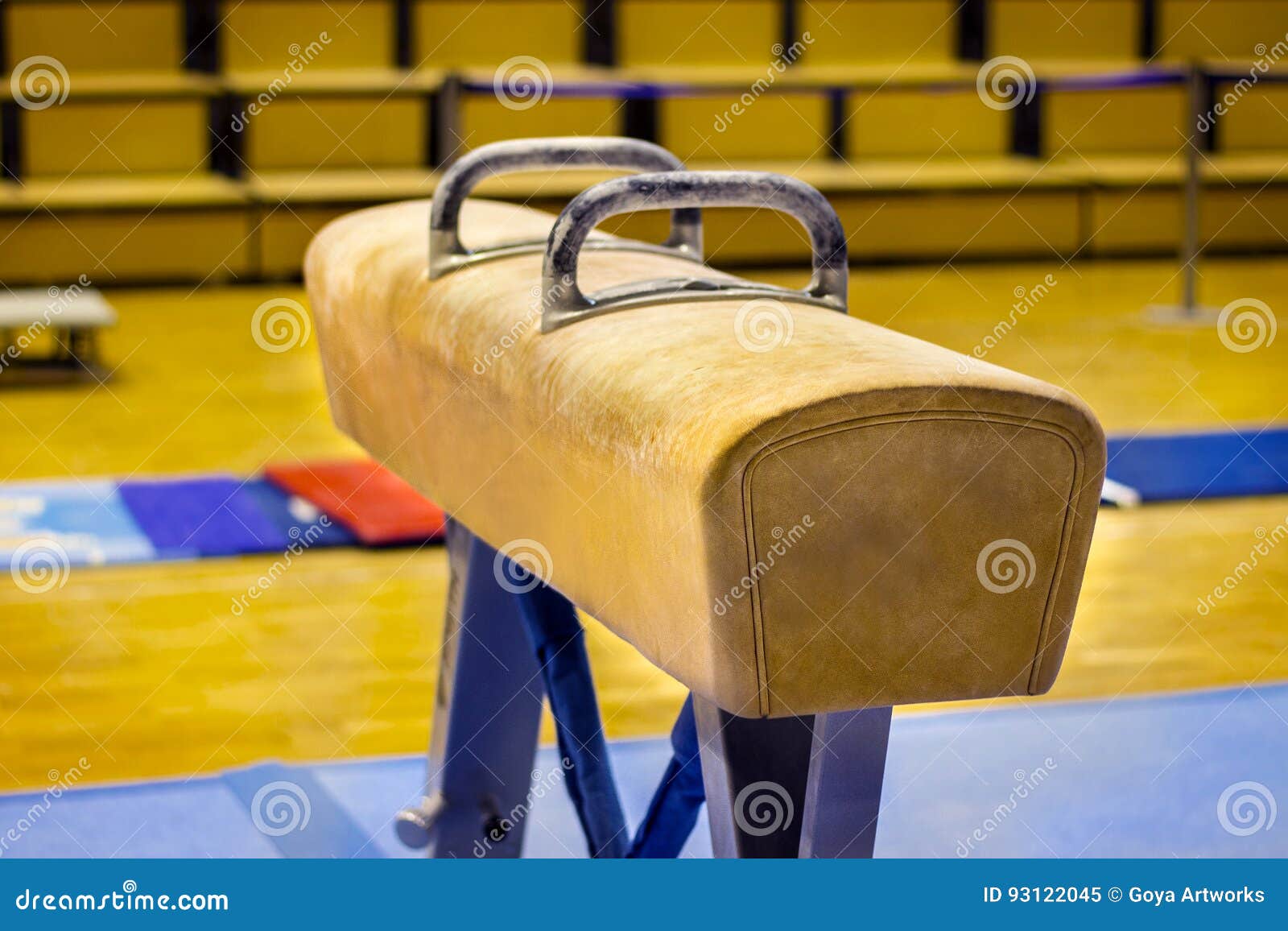 Équipement gymnastique image stock. Image du fond, gymnase - 93122045