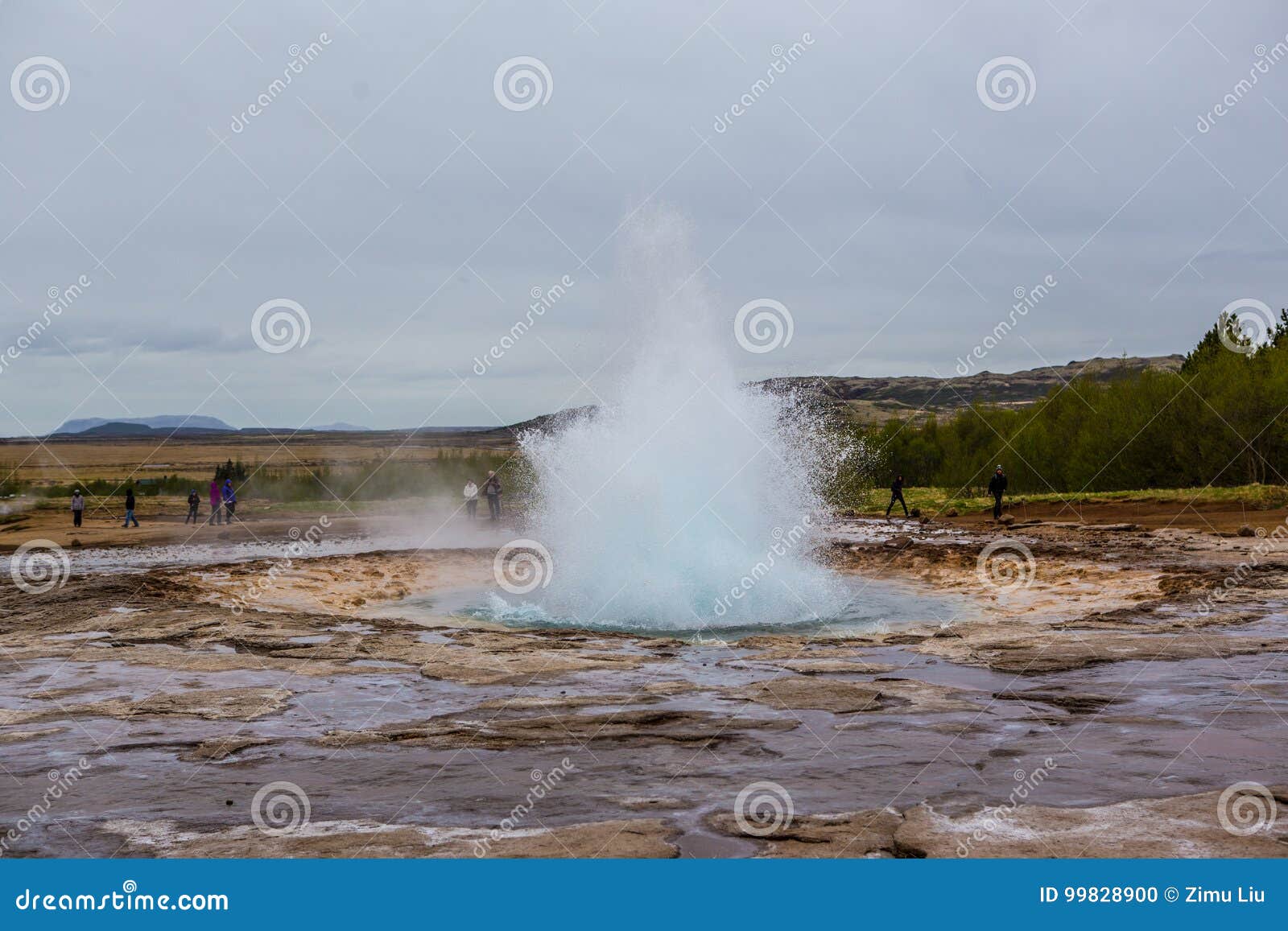 Éruption De Geyser De Strokkur, Islande Photo stock - Image du geyser ...