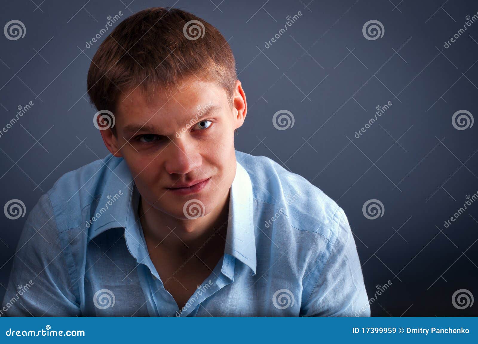 Éste es hombre joven serio imagen de archivo. Imagen de confianza ...