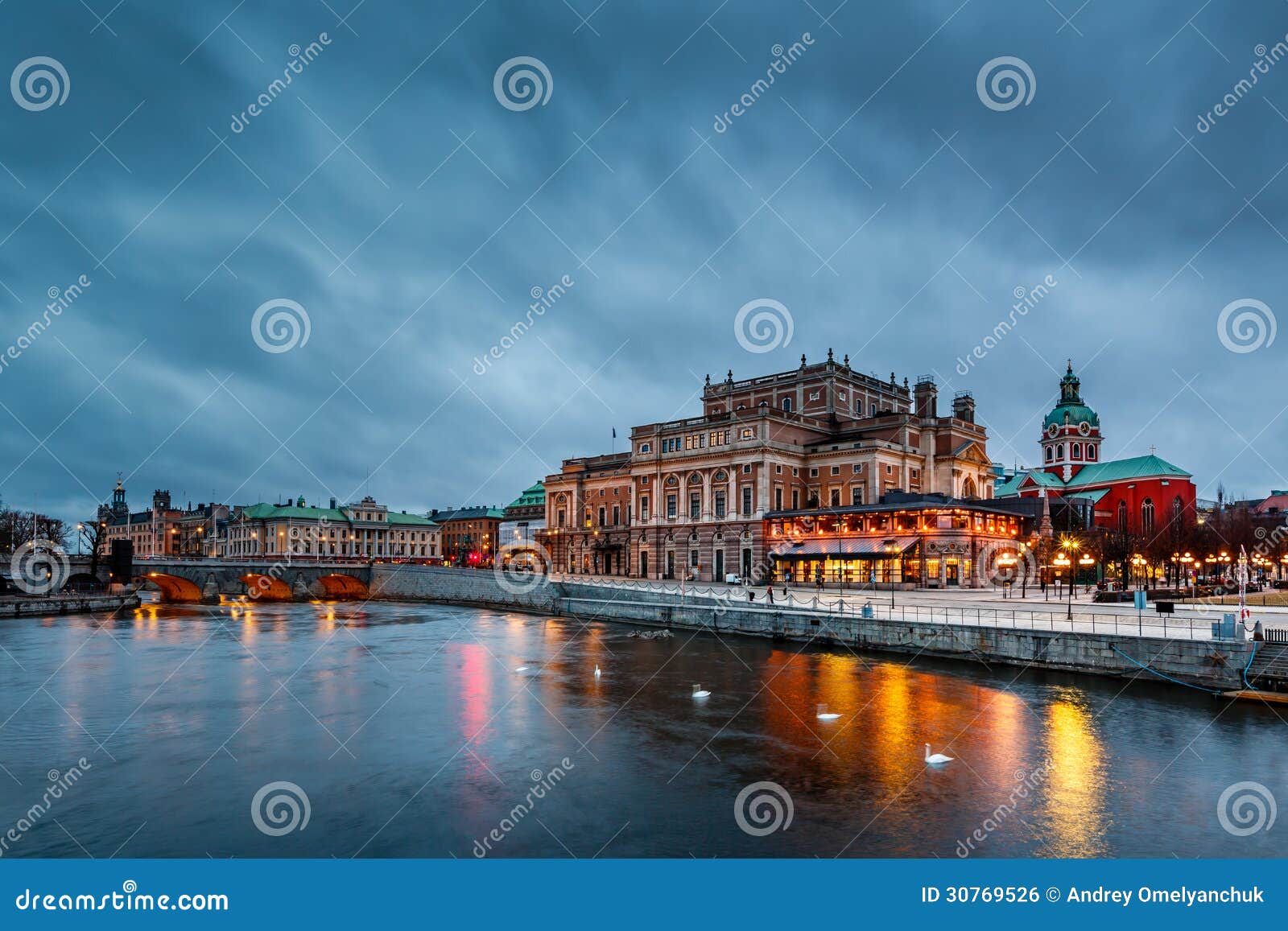 Éstocolmo Iluminada Opera Real Na Noite Foto de Stock - Imagem de céu ...
