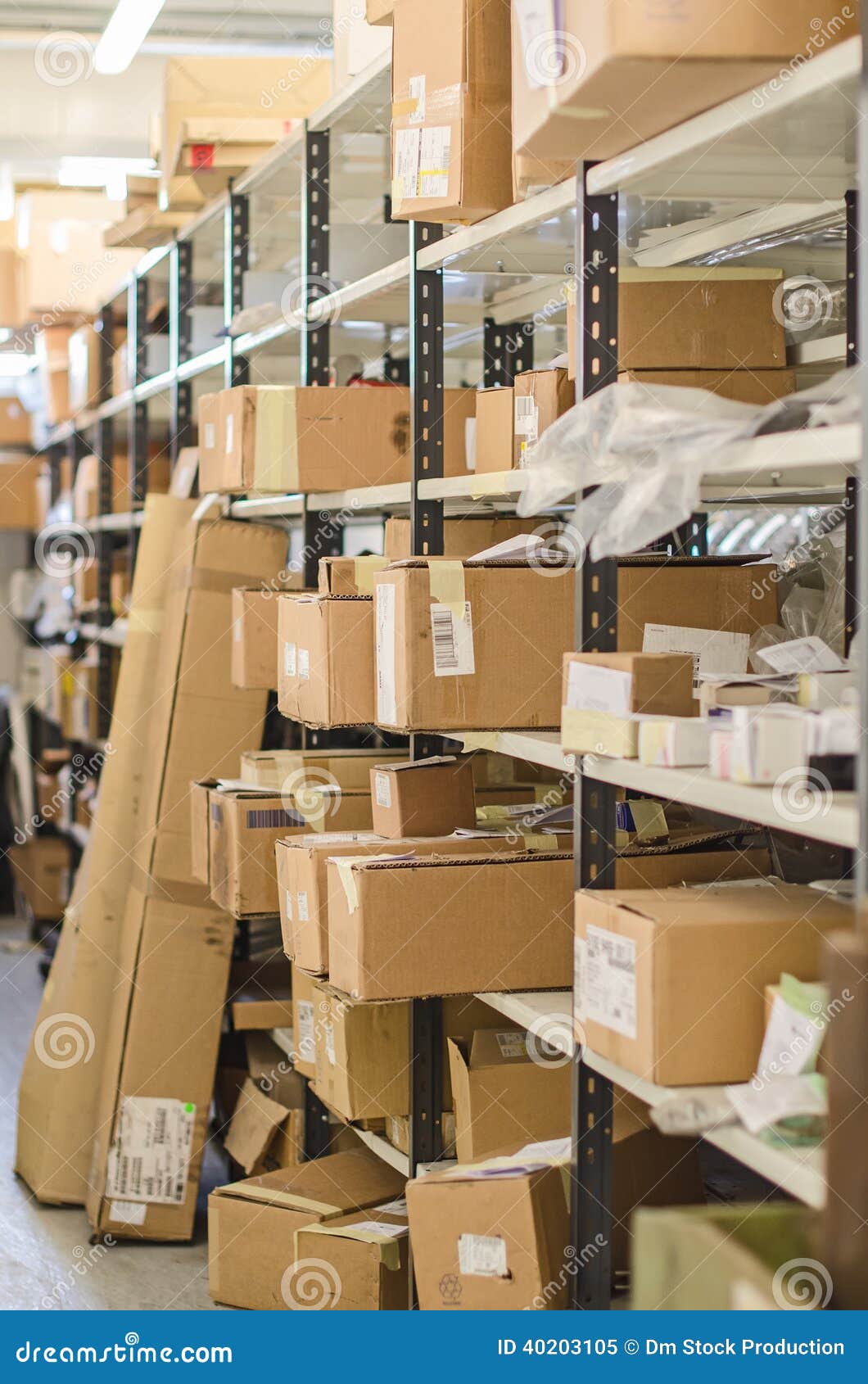 Étagères avec des colis. image stock. Image du courrier - 40203105