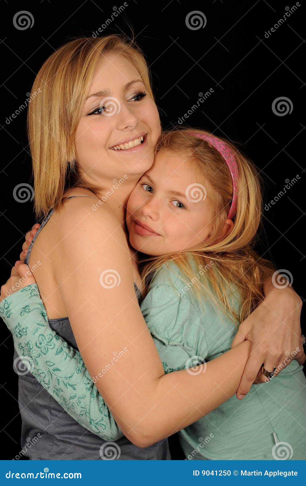 étreindre des soeurs photo stock. Image du ensemble, amis - 9041250