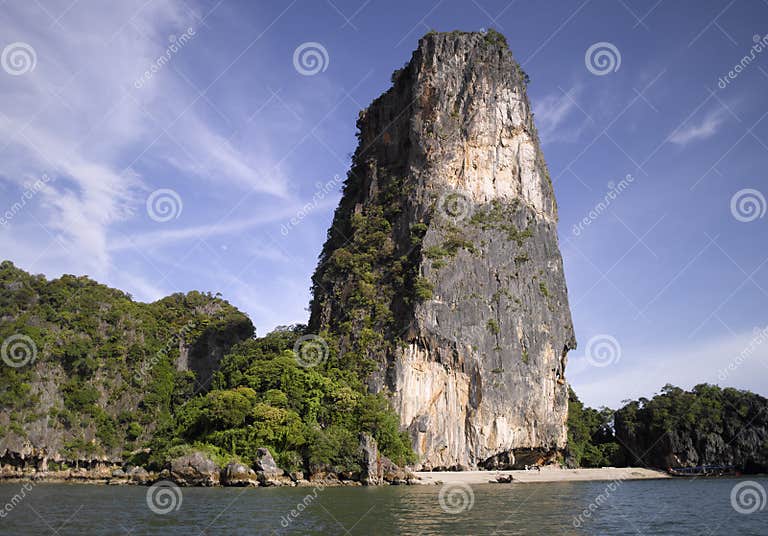 Île de James Bond photo stock. Image du vert, bateau - 16166422
