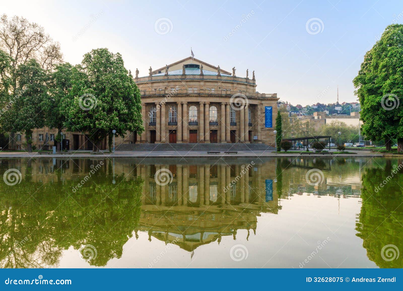 Ópera de Stuttgart imagen de archivo. Imagen de alemania - 32628075