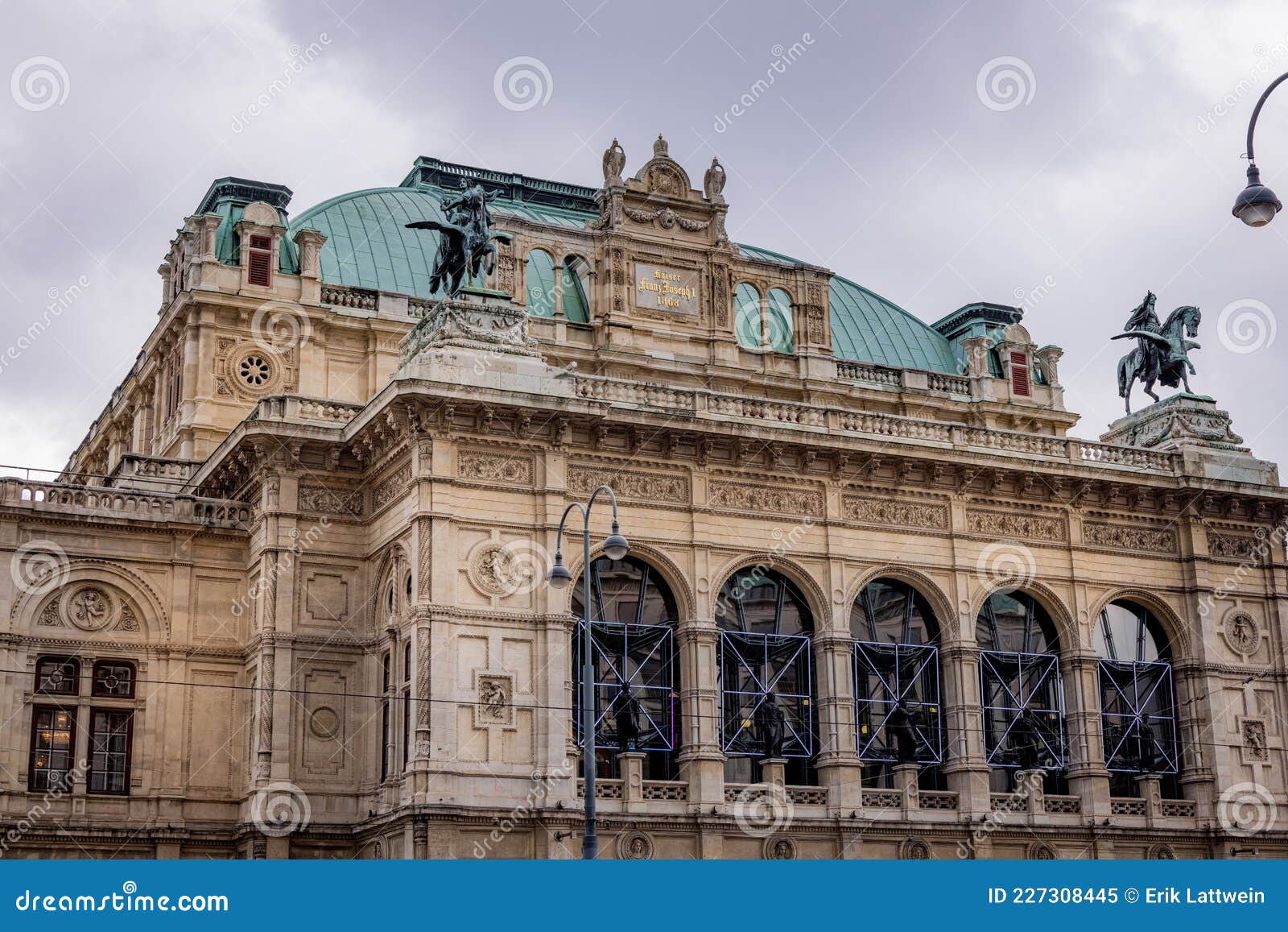 ópera Estatal De Viena En El Centro De La Ciudad Imagen de archivo ...