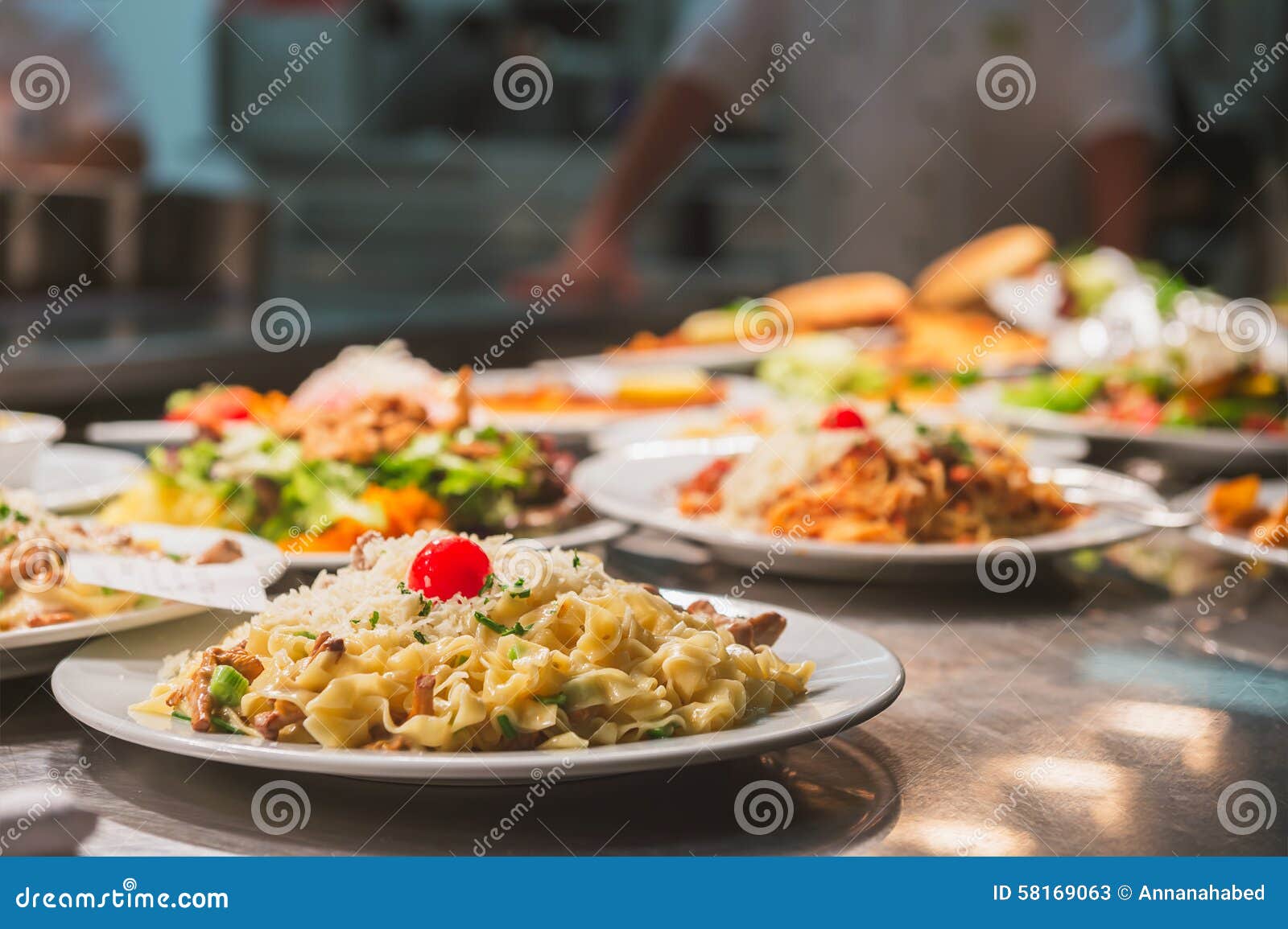 Órdenes De La Comida En La Tabla De Cocina Imagen de archivo - Imagen ...