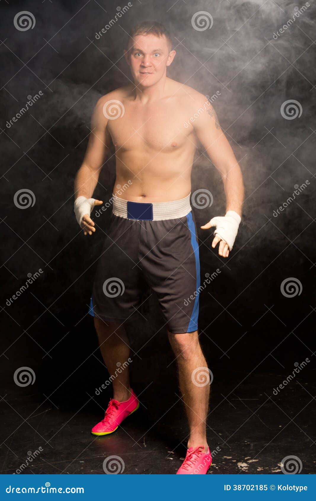 Überdrehter Hoher Junger Boxer Bereit Zu Einem Kampf Stockbild - Bild ...