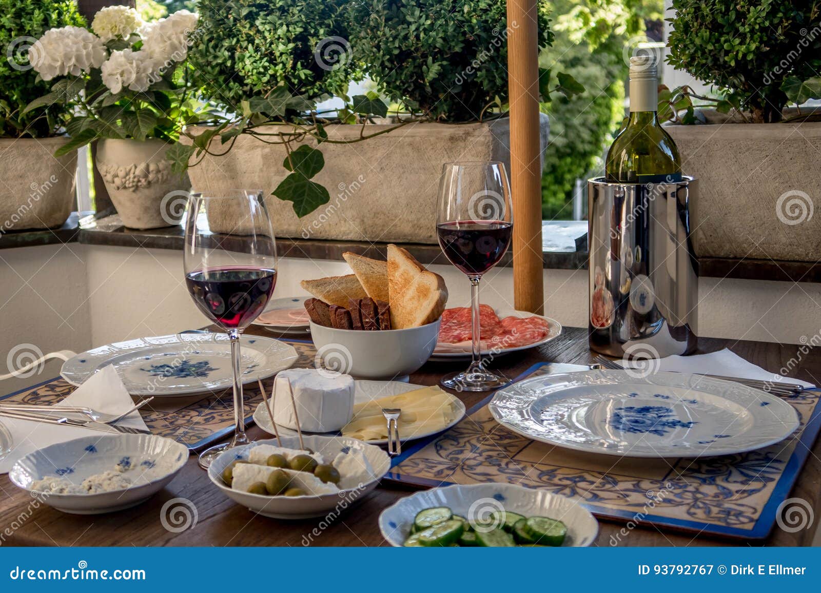 Üppig gedeckter Tisch stockbild. Bild von essen, besteck - 93792767
