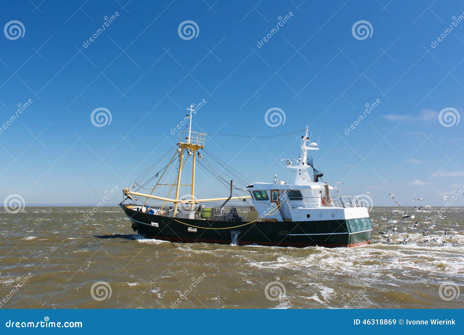 Łódź rybacka przy morzem obraz stock. Obraz złożonej z waddles - 46318869