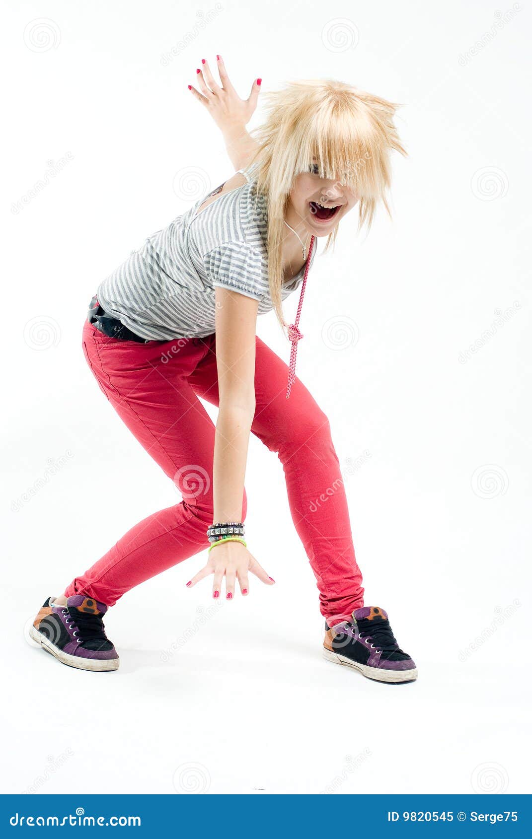 девушка emo screaming стоковое изображение. изображение насчитывающей ...