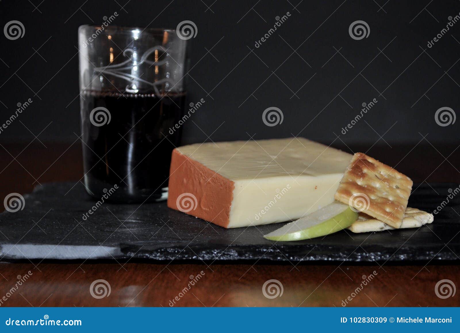 Сыр - сыр Fontina Fontal стоковое изображение. изображение ...