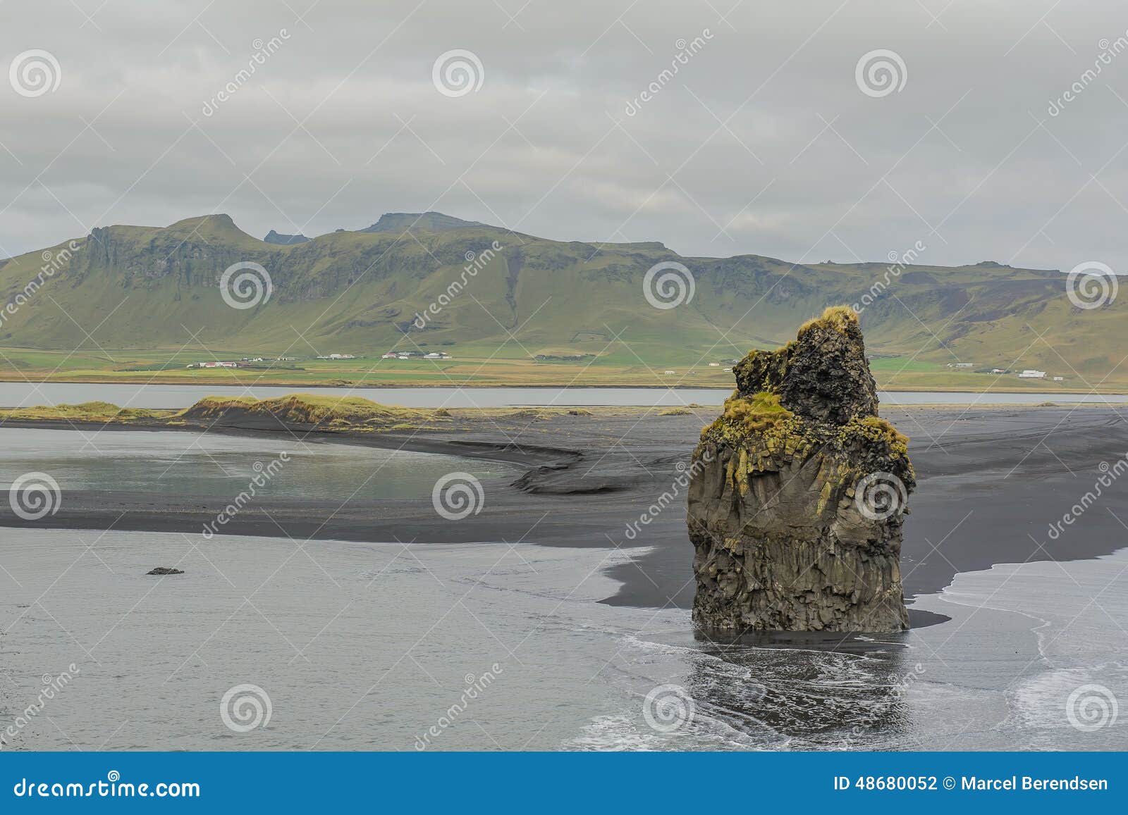 冰岛- DyrhÃ ³ laey 库存照片. 图片 包括有 神奇, 投反对票, 视图, 旅行, 多云, 山脉 - 48680052