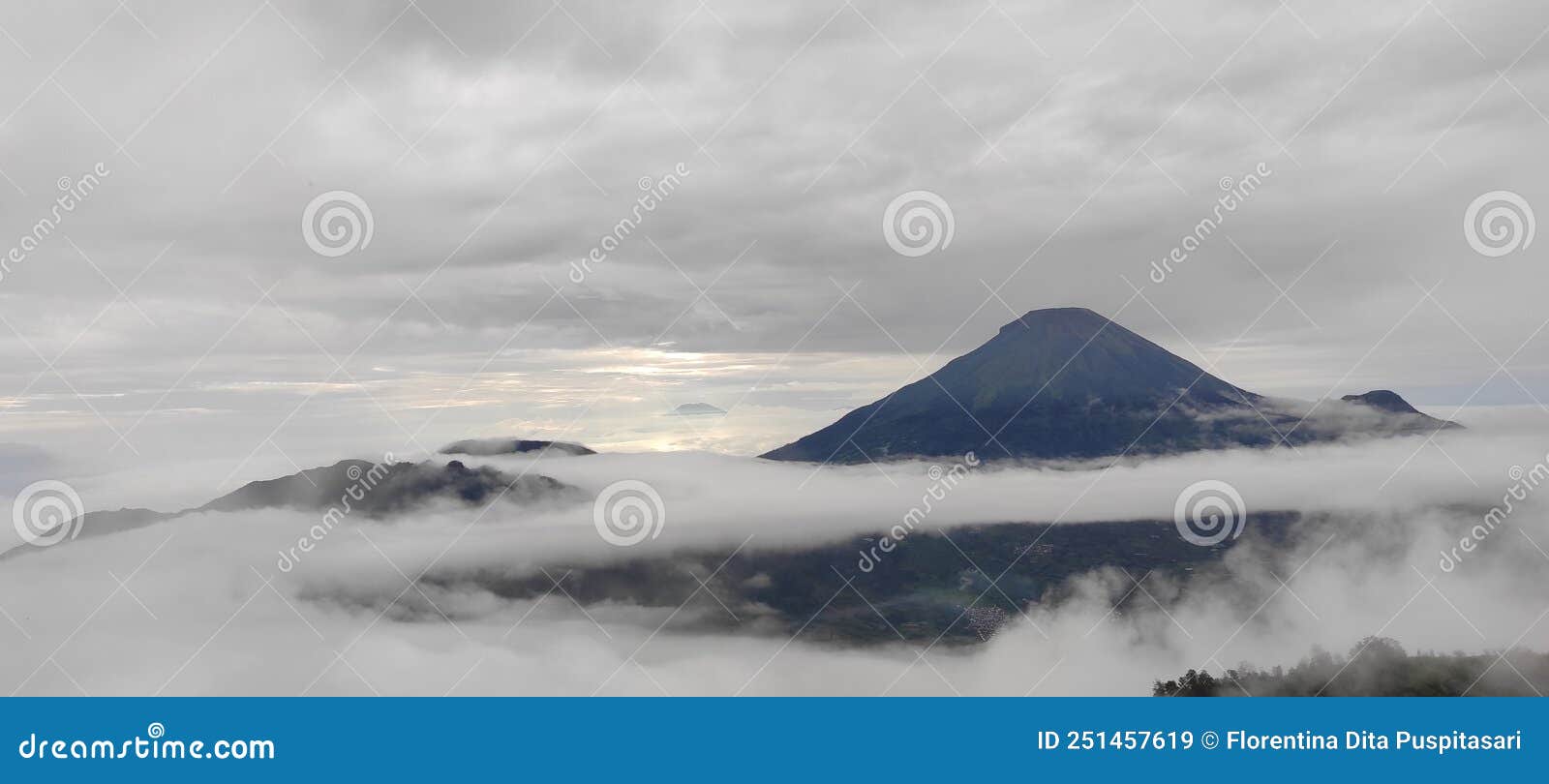 Dieng volcano Indonesia 库存图片. 图片 包括有 天空, 早晨, 展望期, 云彩 - 251457619