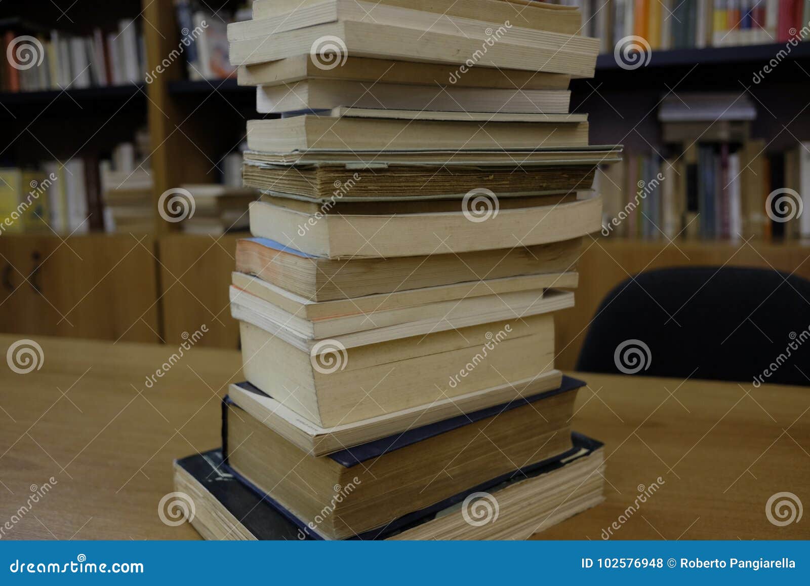 Pile of books 库存照片. 图片 包括有 精装书, 学校, 特写镜头, 书籍, 纸张, 图书馆 - 102576948
