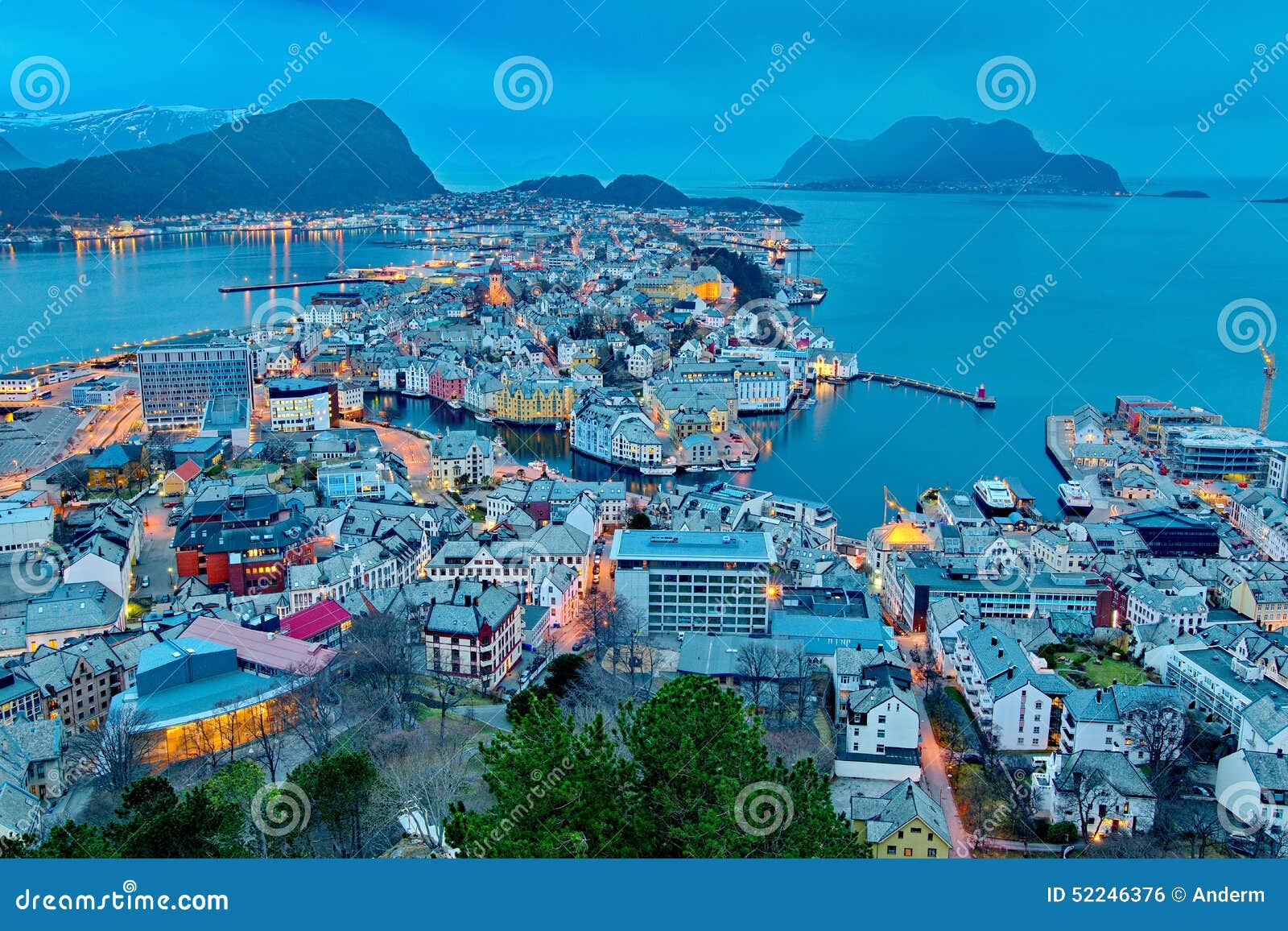 市Alesund 编辑类照片. 图片 包括有 横向, 海岸线, 晚上, 夏天, 城市, 艺术, 风景, 挪威 - 52246376