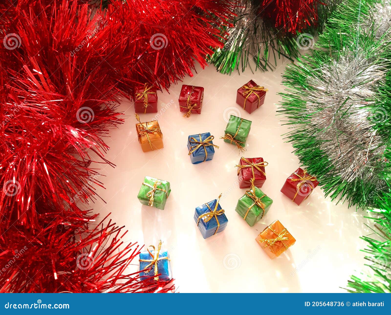 Colorful Christmas Gifts 库存照片. 图片 包括有 红色, 金黄, 圈子, 照明设备 - 205648736