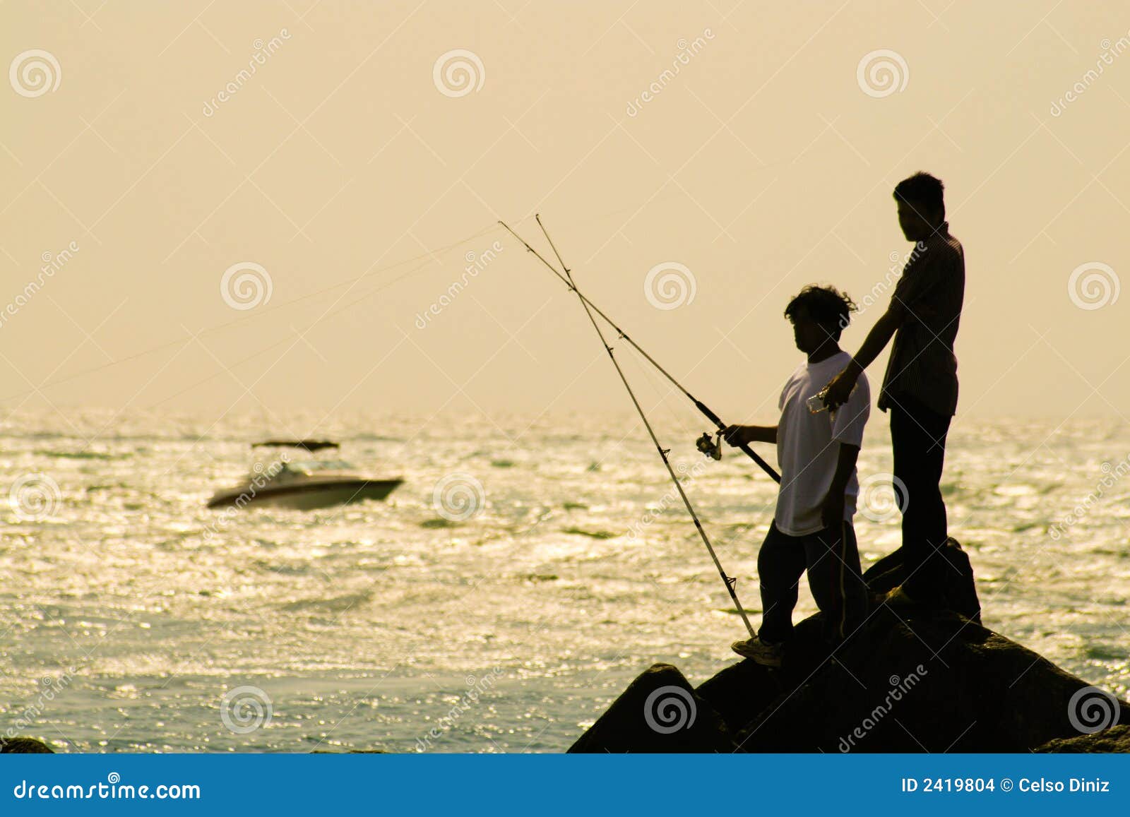 Fishermen on rocks 库存照片. 图片 包括有 岩石, 休闲, 捕鱼, 有角, 阳光, 朋友 - 2419804