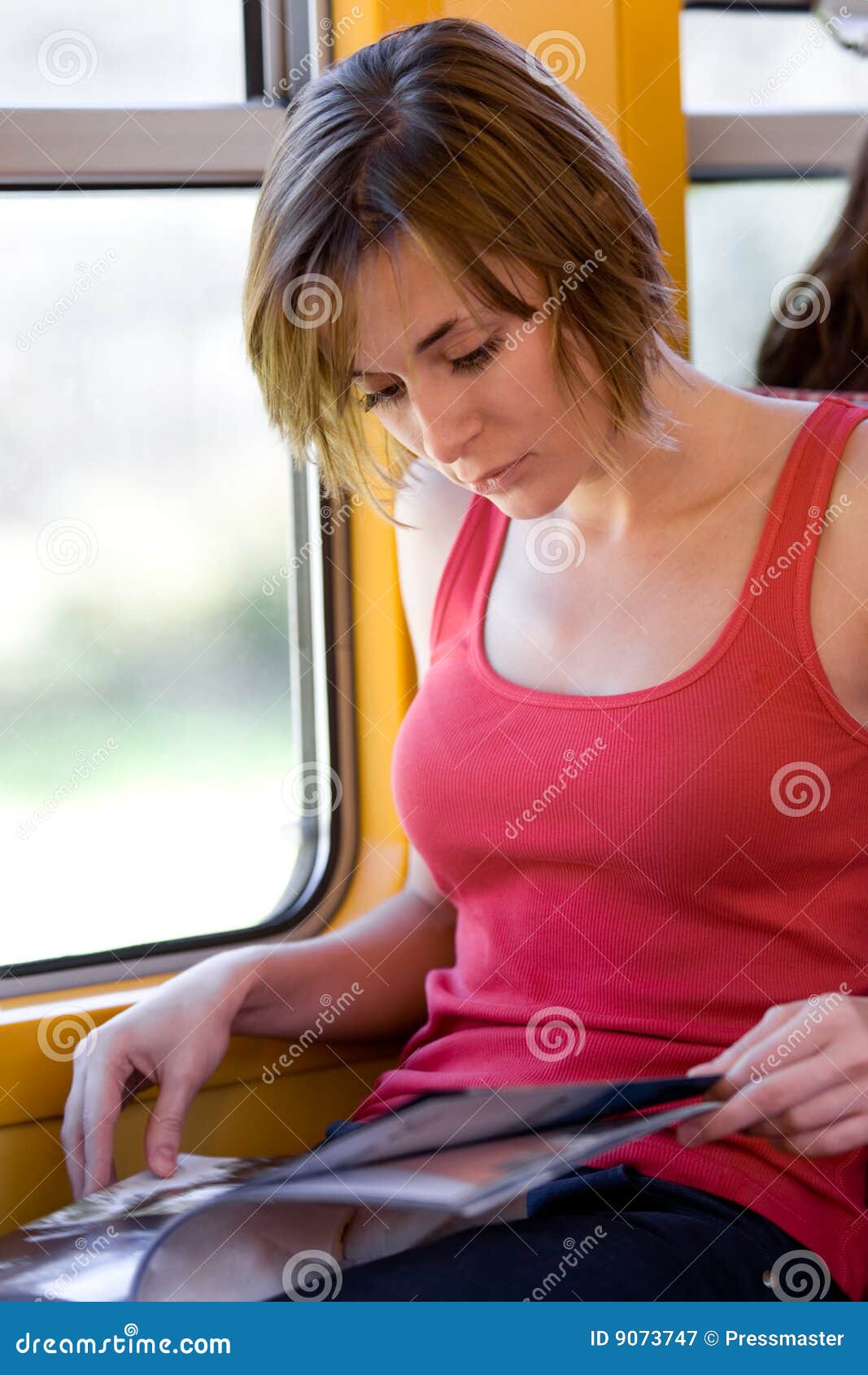 杂志读取 库存图片. 图片 包括有 速度, 旅游业, 可爱, 培训, 读取, 女孩, 现有量, 严重, 有吸引力的 - 9073747