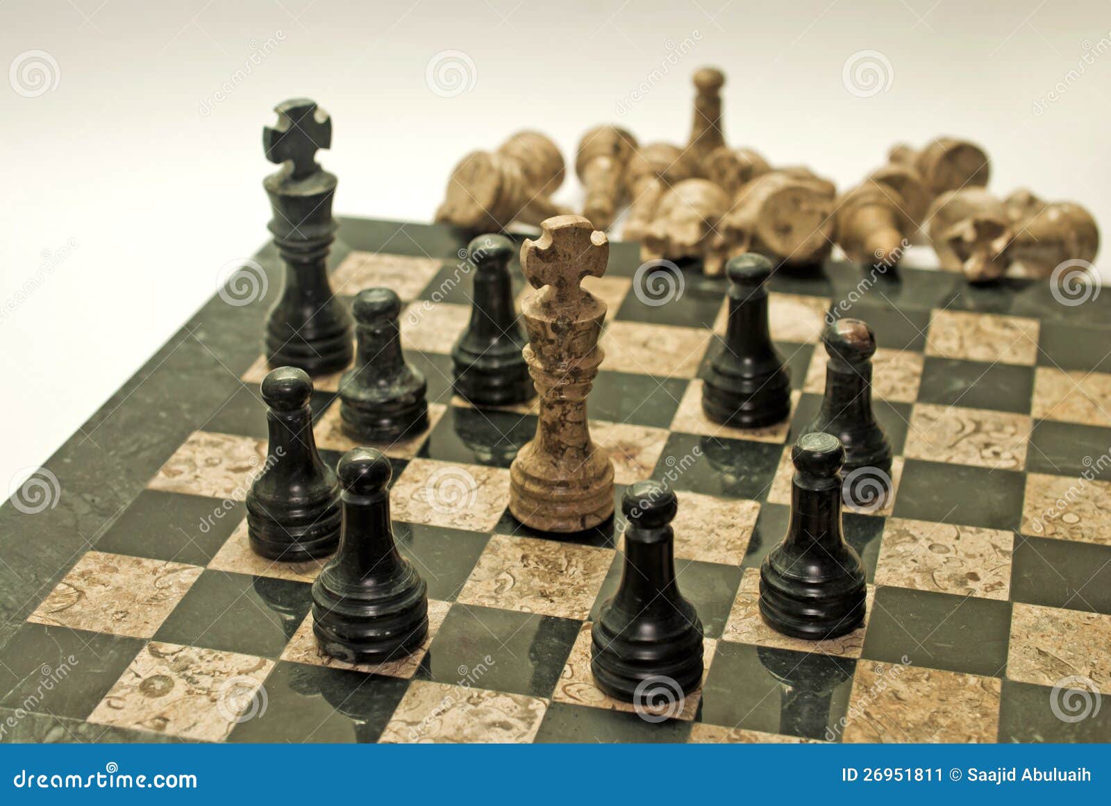 Surrounded Sovereign: Awaiting Fate [Chess] 库存图片 - 图片 包括有 大将之才, 笨拙地 ...