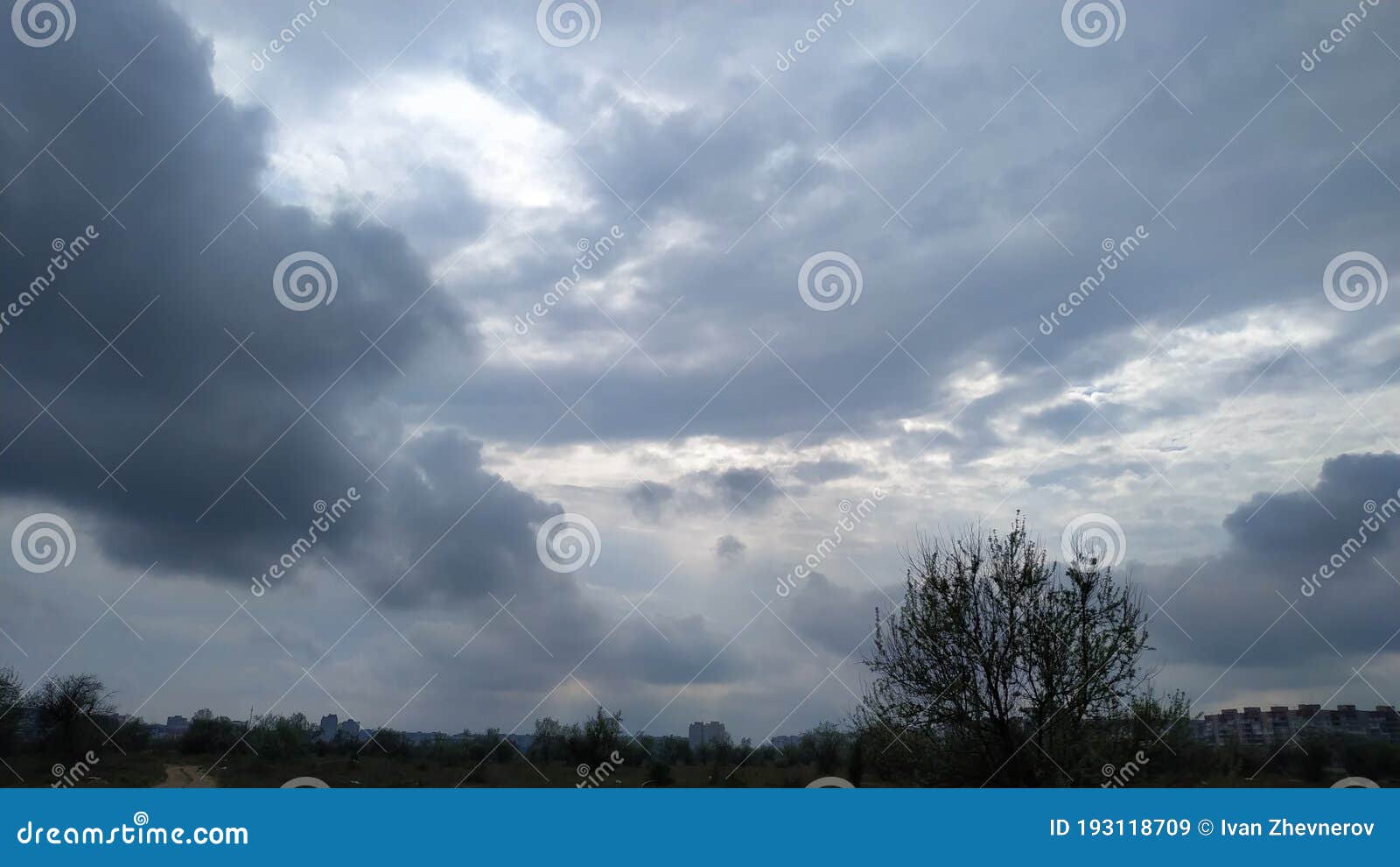 Gray rainy clouds 库存图片. 图片 包括有 é˜³å…‰, è ‰åžÿ, è ‰, å¤šé›¨ - 193118709